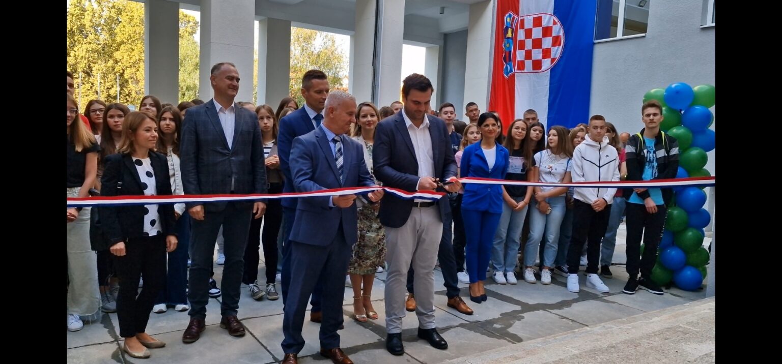 NOVOUREĐENA GIMNAZIJA SISAK: UČENICI SE VRATILI U POTPUNO OBNOVLJENU I ...